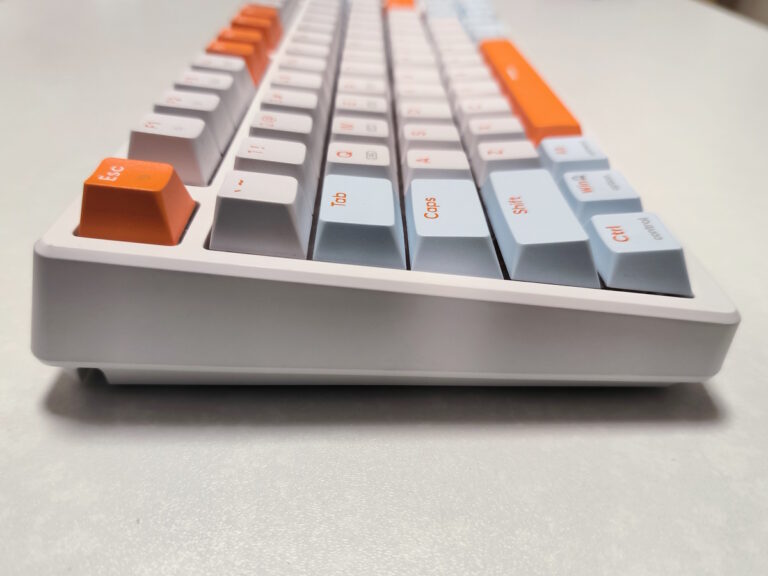 MONKA AE98 レビュー － クールなデザインと細やかな気遣いの行き届いたメカニカルキーボード